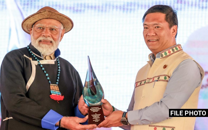 পেমা খাণ্ডুক অৰুণাচল প্ৰদেশৰ মুখ্যমন্ত্ৰী হিচাপে শপত লোৱাৰ বাবে ...