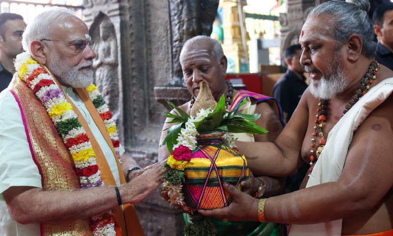 PM offers prayers at Arulmigu Subramaniyaswamy Temple ...